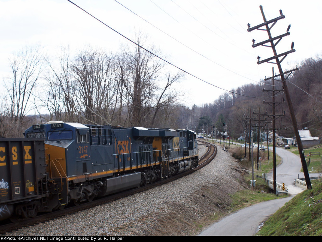 CSX 3147 trails the head end of DPU train T10522
